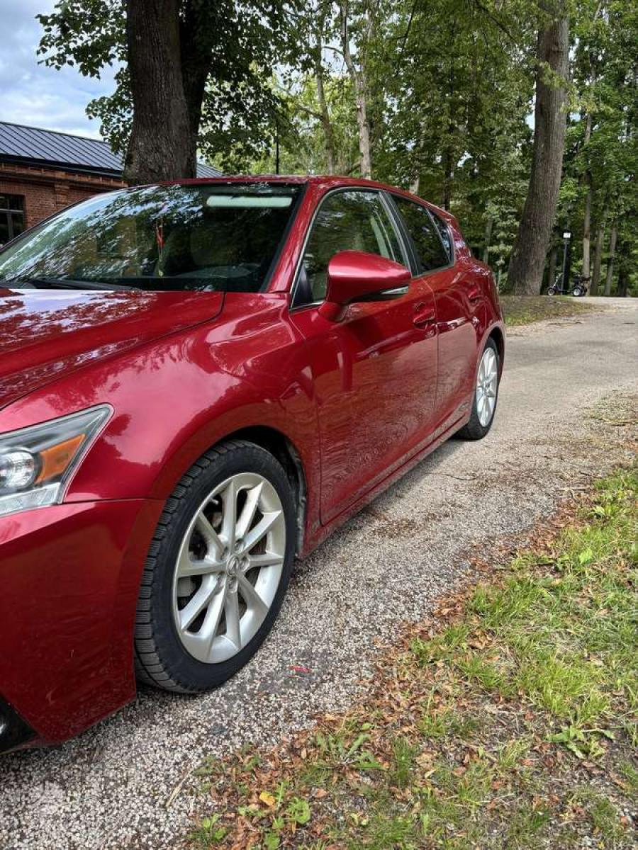 Sarkans Lexus CT 200h 2012 Panevēža, ar dzinēja tilpumu 1.80 L un nobraukumu 107 tūkst. km par 9500 €, foto 6 vietnē AUTOMOTO.COM.LV