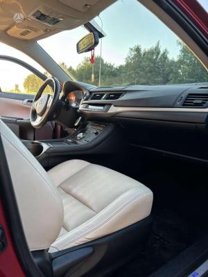 Sarkans Lexus CT 200h 2012 Panevēža, ar dzinēja tilpumu 1.80 L un nobraukumu 107 tūkst. km par 9500 €, foto 23 vietnē AUTOMOTO.COM.LV