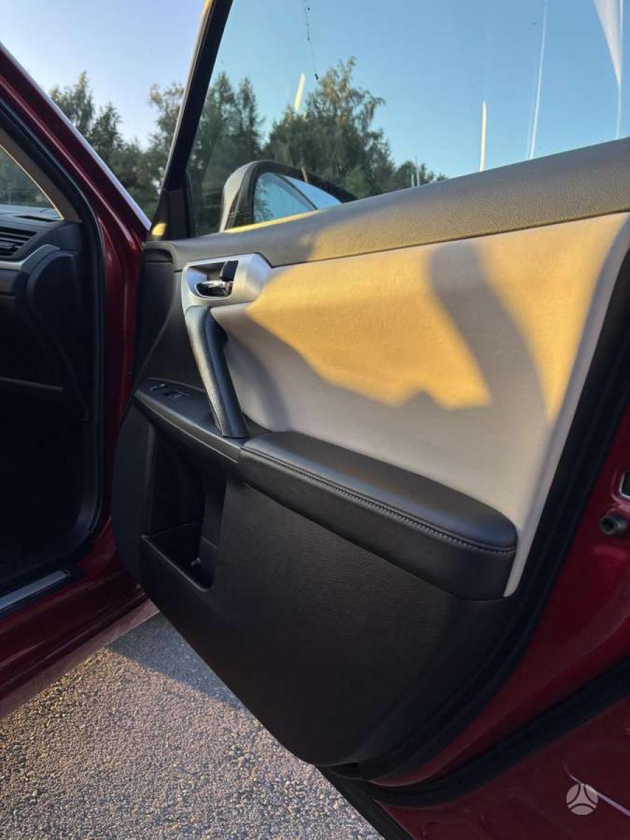Sarkans Lexus CT 200h 2012 Panevēža, ar dzinēja tilpumu 1.80 L un nobraukumu 107 tūkst. km par 9500 €, foto 24 vietnē AUTOMOTO.COM.LV