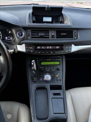 Sarkans Lexus CT 200h 2012 Panevēža, ar dzinēja tilpumu 1.80 L un nobraukumu 107 tūkst. km par 9500 €, foto 36 vietnē AUTOMOTO.COM.LV