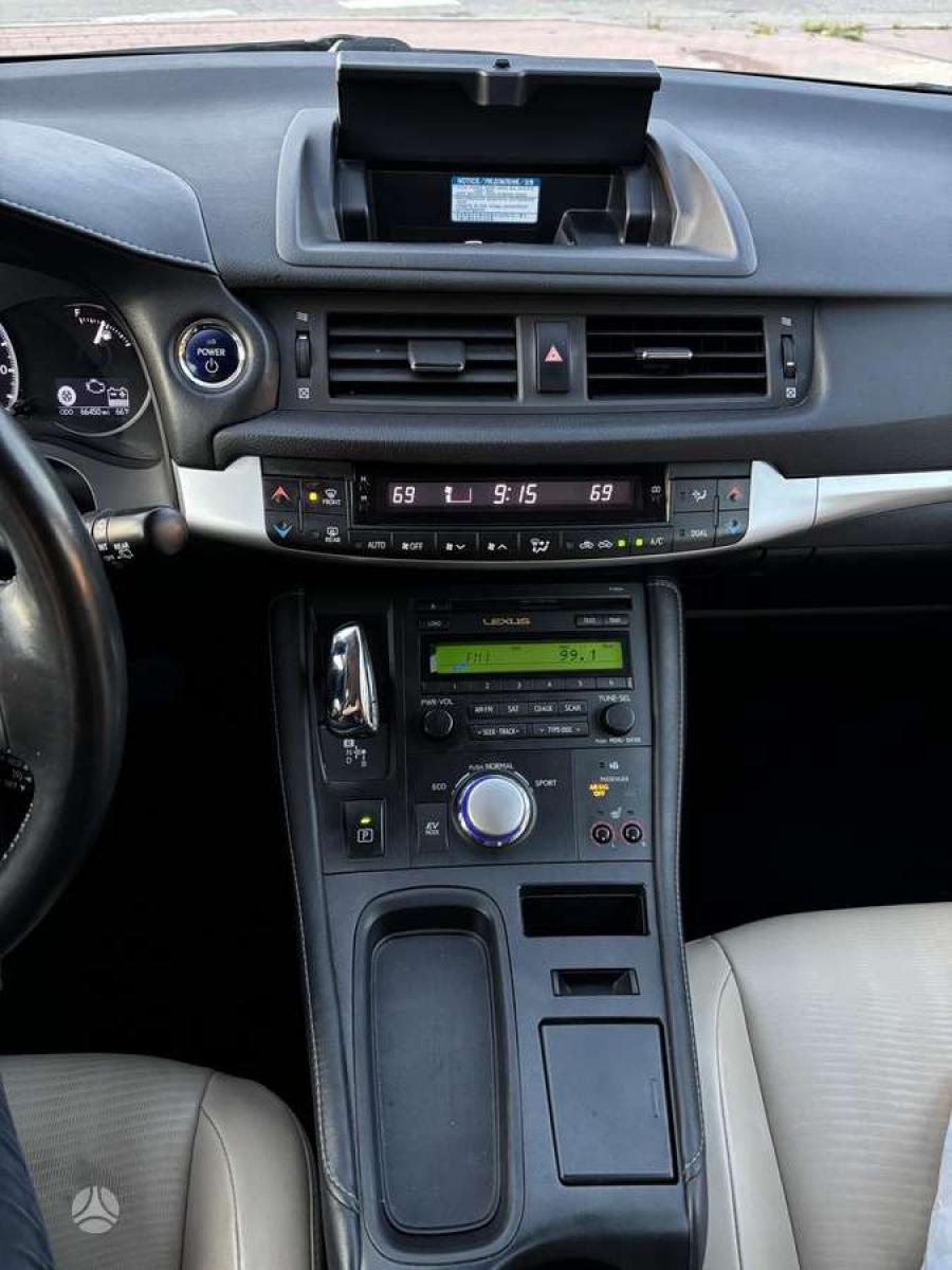 Sarkans Lexus CT 200h 2012 Panevēža, ar dzinēja tilpumu 1.80 L un nobraukumu 107 tūkst. km par 9500 €, foto 36 vietnē AUTOMOTO.COM.LV