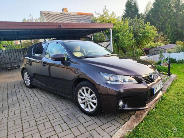 Red Lexus CT 200h 2012 in Vilnius, with an engine capacity of 1.80 L and mileage of 230 thousand km for 8700 €, photo 1 on AUTOMOTO.COM.LV