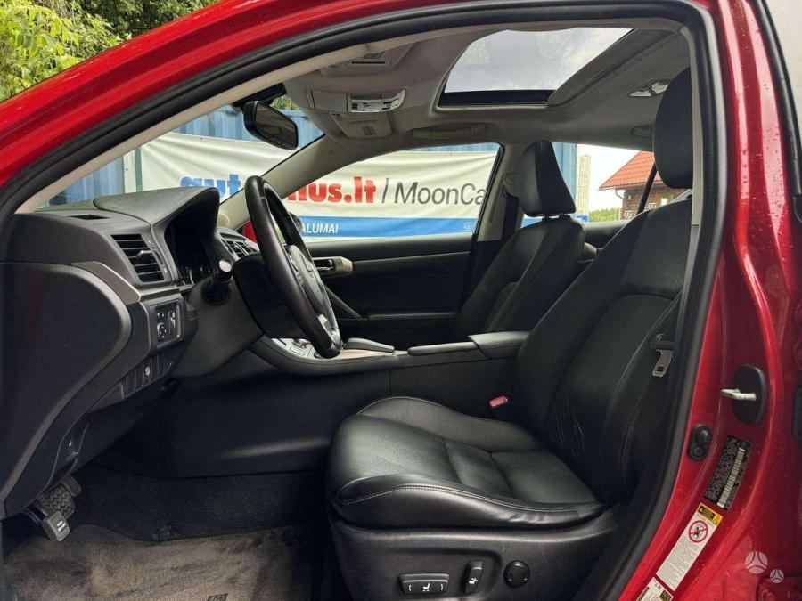Red Lexus CT 200h 2015 in Vilnius, with an engine capacity of 1.80 L and mileage of 174 thousand km for 11999 €, photo 18 on AUTOMOTO.COM.LV