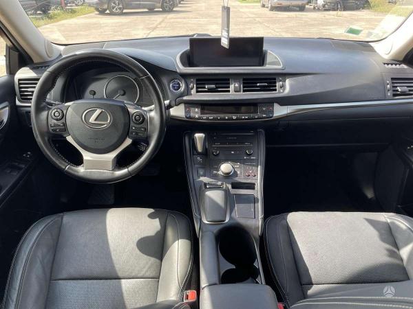 Sarkans Lexus CT 200h 2018 Viļņa, ar dzinēja tilpumu 1.80 L un nobraukumu 141 tūkst. km par 17500 €, foto 8 vietnē AUTOMOTO.COM.LV