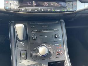 Sarkans Lexus CT 200h 2018 Viļņa, ar dzinēja tilpumu 1.80 L un nobraukumu 141 tūkst. km par 17500 €, foto 14 vietnē AUTOMOTO.COM.LV
