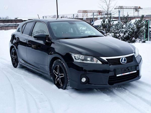 Violet Lexus CT 200h 2011 in Siauliai, with an engine capacity of 1.80 L and mileage of 270 thousand km for 7950 €, photo 2 on AUTOMOTO.COM.LV
