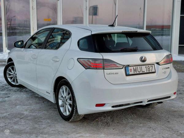 Balts Lexus CT 200h 2011 Viļņa, ar dzinēja tilpumu 1.80 L un nobraukumu 290 tūkst. km par 8500 €, foto 4 vietnē AUTOMOTO.COM.LV