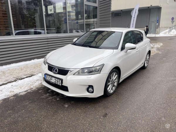 Balts Lexus CT 200h 2011 Viļņa, ar dzinēja tilpumu 1.80 L un nobraukumu 169 tūkst. km par 9900 €, foto 4 vietnē AUTOMOTO.COM.LV
