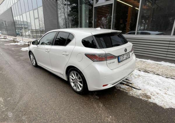 Balts Lexus CT 200h 2011 Viļņa, ar dzinēja tilpumu 1.80 L un nobraukumu 169 tūkst. km par 9900 €, foto 6 vietnē AUTOMOTO.COM.LV