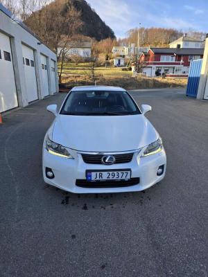 Balts Lexus CT 200h 2011 Panevēža, ar dzinēja tilpumu 1.80 L un nobraukumu 370 tūkst. km par 4700 €, foto 2 vietnē AUTOMOTO.COM.LV