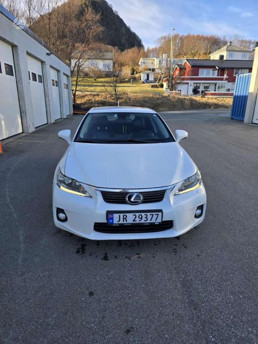 Balts Lexus CT 200h 2011 Panevēža, ar dzinēja tilpumu 1.80 L un nobraukumu 370 tūkst. km par 4700 €, foto 2 vietnē AUTOMOTO.COM.LV