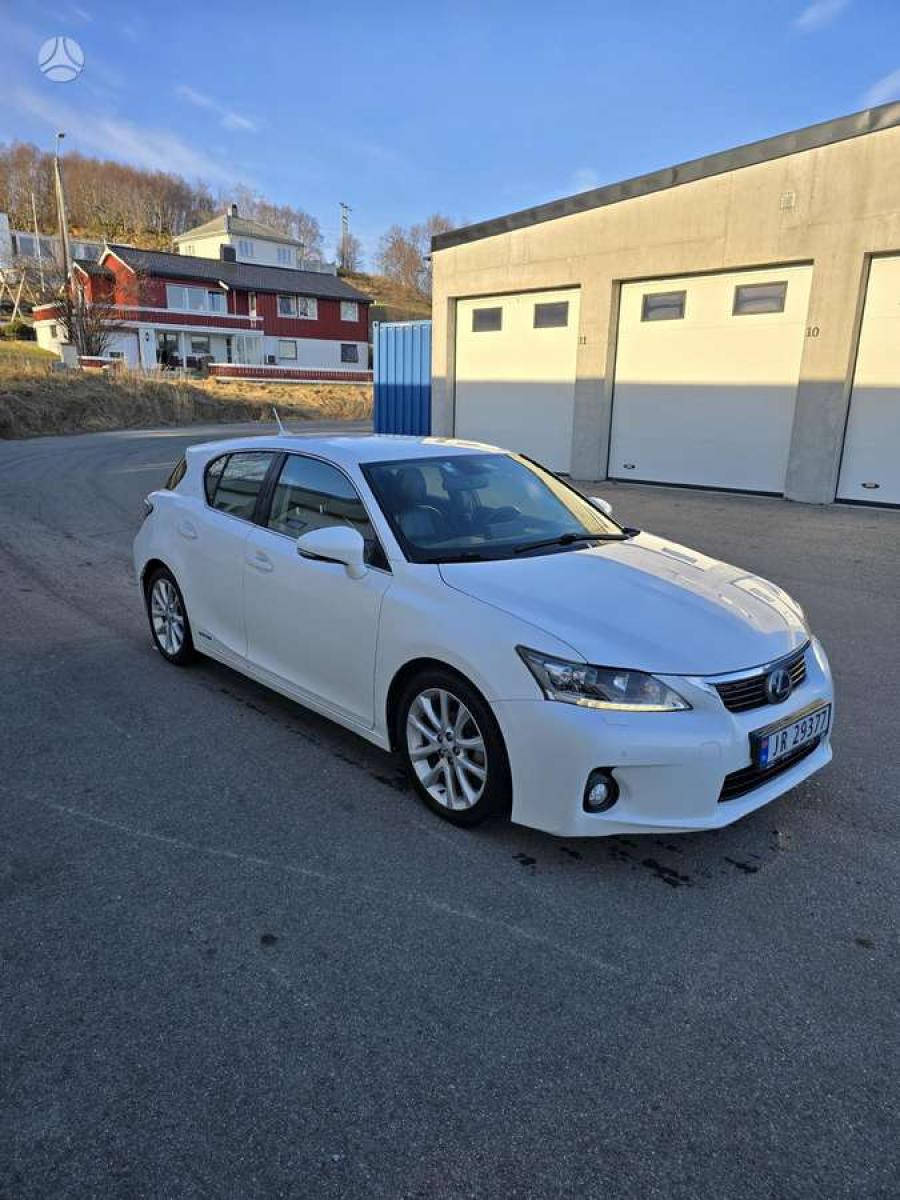 Balts Lexus CT 200h 2011 Panevēža, ar dzinēja tilpumu 1.80 L un nobraukumu 370 tūkst. km par 4700 €, foto 3 vietnē AUTOMOTO.COM.LV