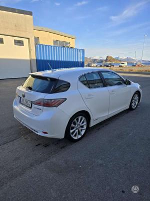 Balts Lexus CT 200h 2011 Panevēža, ar dzinēja tilpumu 1.80 L un nobraukumu 370 tūkst. km par 4700 €, foto 4 vietnē AUTOMOTO.COM.LV