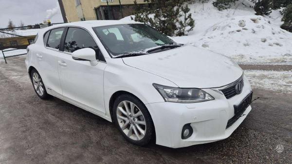 Balts Lexus CT 200h 2011 Viļņa, ar dzinēja tilpumu 1.80 L un nobraukumu 370 tūkst. km par 5400 €, foto 1 vietnē AUTOMOTO.COM.LV