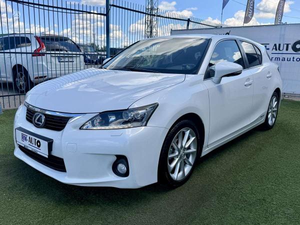 Balts Lexus CT 200h 2011 Panevēža, ar dzinēja tilpumu 1.80 L un nobraukumu 93 tūkst. km par 8500 €, foto 1 vietnē AUTOMOTO.COM.LV