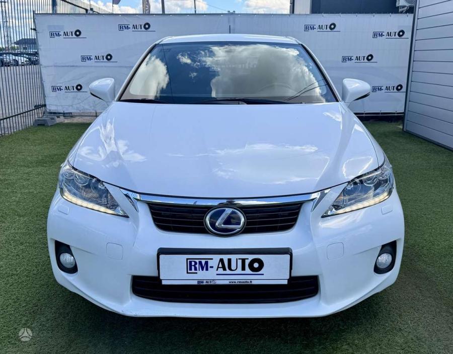 Balts Lexus CT 200h 2011 Panevēža, ar dzinēja tilpumu 1.80 L un nobraukumu 93 tūkst. km par 8500 €, foto 3 vietnē AUTOMOTO.COM.LV