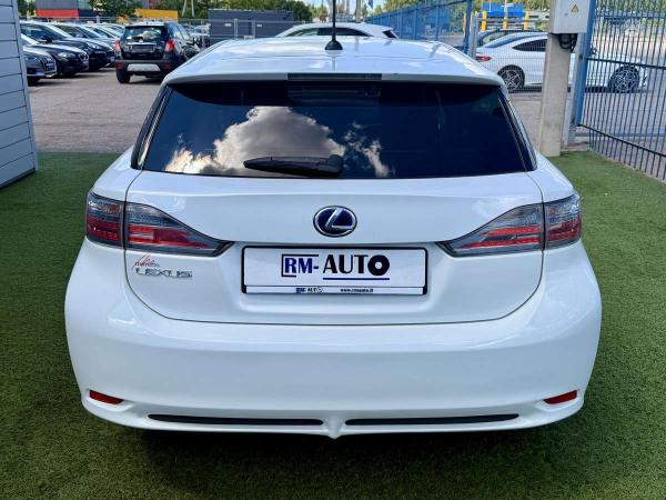 Balts Lexus CT 200h 2011 Panevēža, ar dzinēja tilpumu 1.80 L un nobraukumu 93 tūkst. km par 8500 €, foto 7 vietnē AUTOMOTO.COM.LV