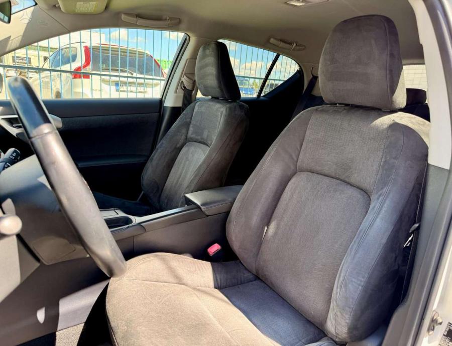 Balts Lexus CT 200h 2011 Panevēža, ar dzinēja tilpumu 1.80 L un nobraukumu 93 tūkst. km par 8500 €, foto 12 vietnē AUTOMOTO.COM.LV