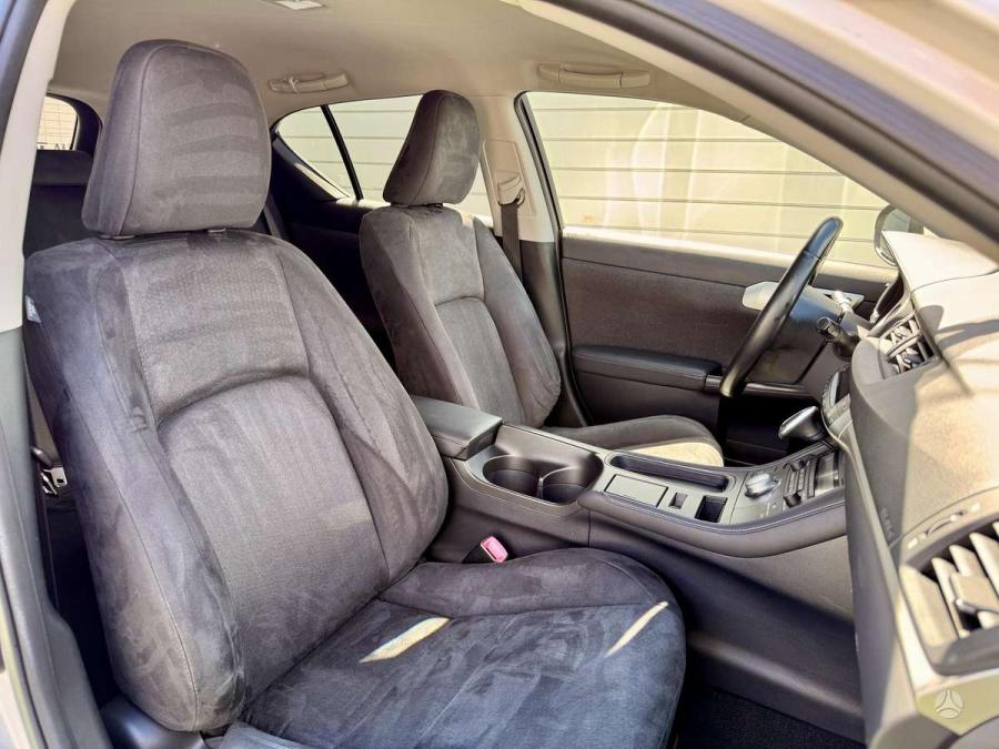 Balts Lexus CT 200h 2011 Panevēža, ar dzinēja tilpumu 1.80 L un nobraukumu 93 tūkst. km par 8500 €, foto 18 vietnē AUTOMOTO.COM.LV