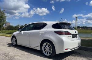 White Lexus CT 200h 2011 in Vilnius, with an engine capacity of 1.80 L and mileage of 218 thousand km for 7450 €, photo 4 on AUTOMOTO.COM.LV