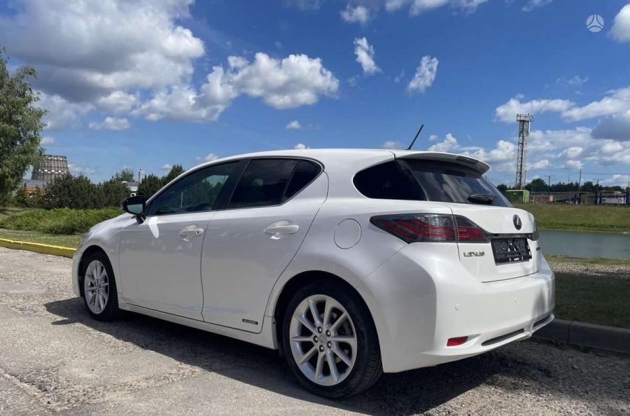 White Lexus CT 200h 2011 in Vilnius, with an engine capacity of 1.80 L and mileage of 218 thousand km for 7450 €, photo 4 on AUTOMOTO.COM.LV