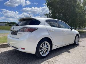 White Lexus CT 200h 2011 in Vilnius, with an engine capacity of 1.80 L and mileage of 218 thousand km for 7450 €, photo 5 on AUTOMOTO.COM.LV