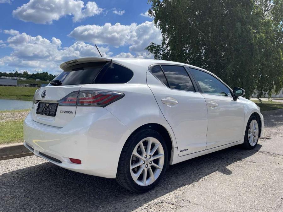 White Lexus CT 200h 2011 in Vilnius, with an engine capacity of 1.80 L and mileage of 218 thousand km for 7450 €, photo 5 on AUTOMOTO.COM.LV