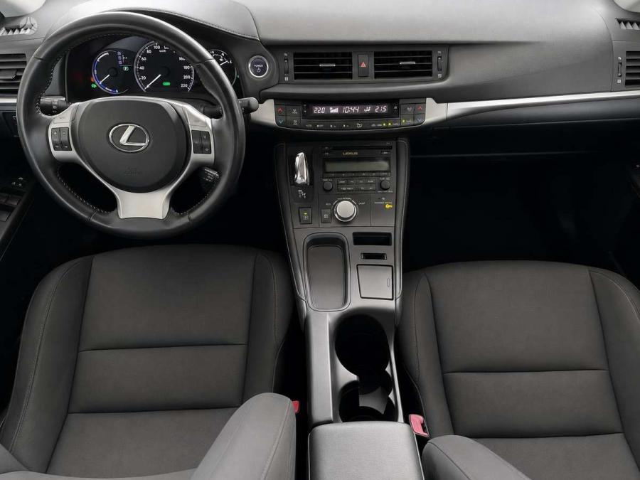 White Lexus CT 200h 2011 in Vilnius, with an engine capacity of 1.80 L and mileage of 218 thousand km for 7450 €, photo 6 on AUTOMOTO.COM.LV
