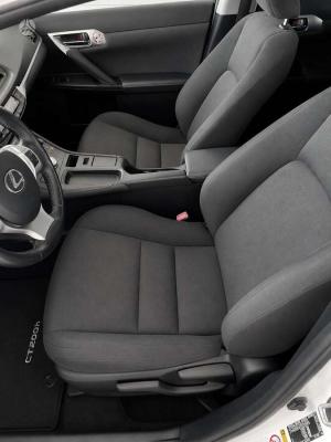 White Lexus CT 200h 2011 in Vilnius, with an engine capacity of 1.80 L and mileage of 218 thousand km for 7450 €, photo 7 on AUTOMOTO.COM.LV