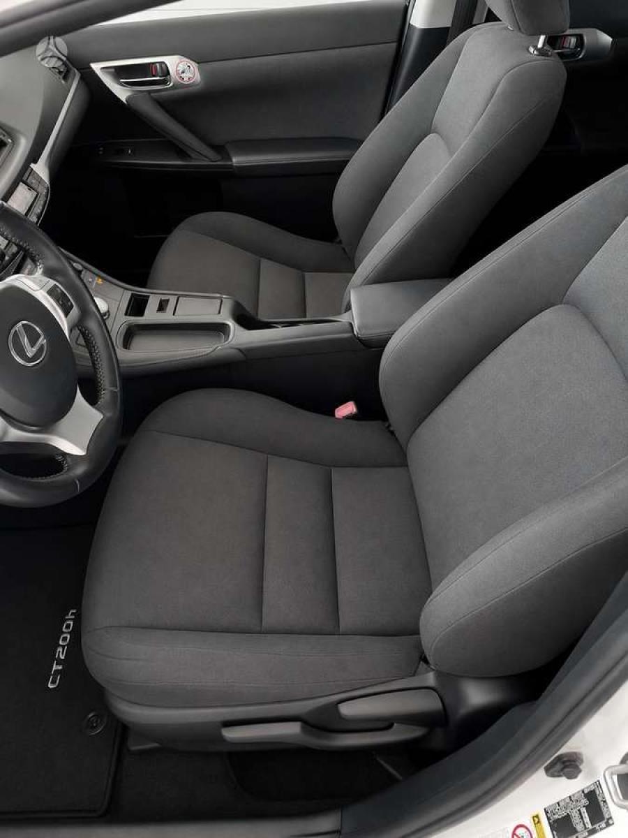 White Lexus CT 200h 2011 in Vilnius, with an engine capacity of 1.80 L and mileage of 218 thousand km for 7450 €, photo 7 on AUTOMOTO.COM.LV