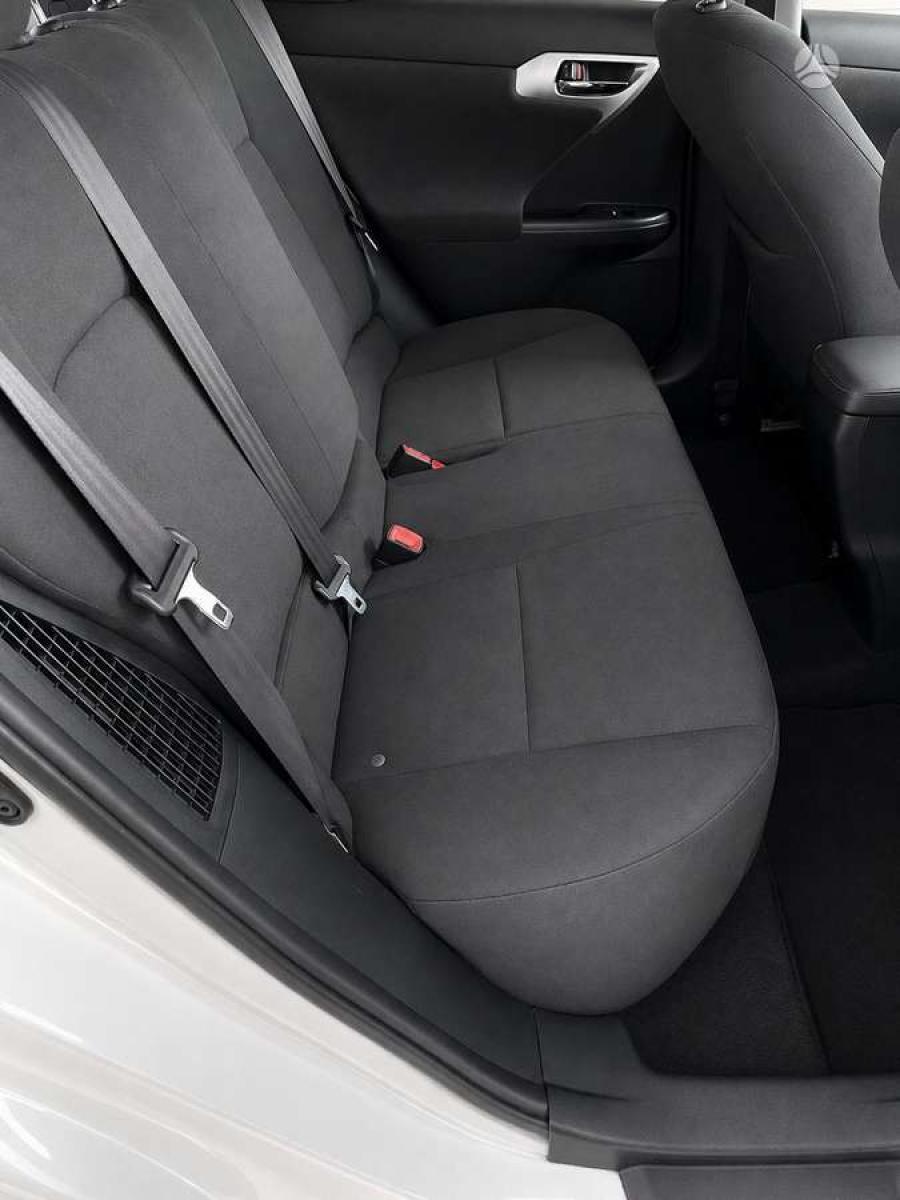 White Lexus CT 200h 2011 in Vilnius, with an engine capacity of 1.80 L and mileage of 218 thousand km for 7450 €, photo 9 on AUTOMOTO.COM.LV