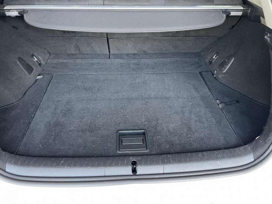 White Lexus CT 200h 2011 in Vilnius, with an engine capacity of 1.80 L and mileage of 218 thousand km for 7450 €, photo 11 on AUTOMOTO.COM.LV