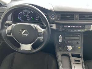 White Lexus CT 200h 2011 in Vilnius, with an engine capacity of 1.80 L and mileage of 218 thousand km for 7450 €, photo 12 on AUTOMOTO.COM.LV