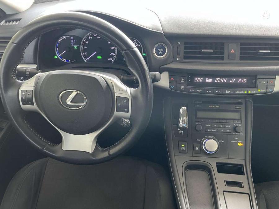 White Lexus CT 200h 2011 in Vilnius, with an engine capacity of 1.80 L and mileage of 218 thousand km for 7450 €, photo 12 on AUTOMOTO.COM.LV