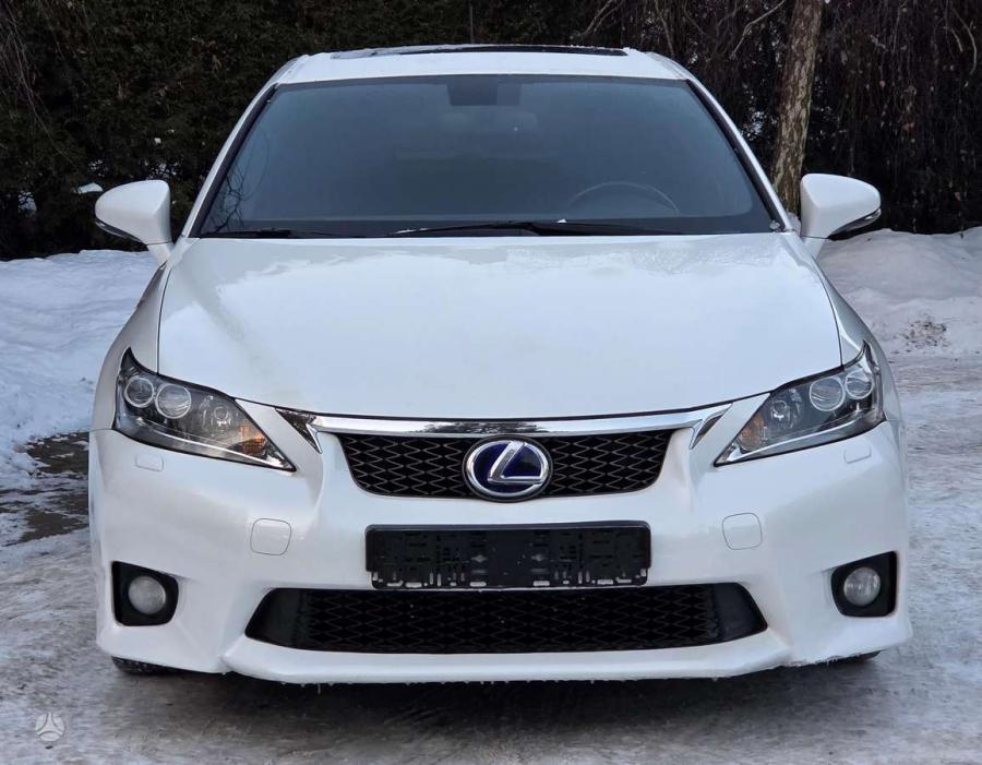 White Lexus CT 200h 2012 in Kaunas, with an engine capacity of 1.80 L and mileage of 144 thousand km for 9150 €, photo 2 on AUTOMOTO.COM.LV