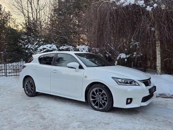 White Lexus CT 200h 2012 in Kaunas, with an engine capacity of 1.80 L and mileage of 144 thousand km for 9150 €, photo 3 on AUTOMOTO.COM.LV