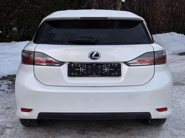 White Lexus CT 200h 2012 in Kaunas, with an engine capacity of 1.80 L and mileage of 144 thousand km for 8750 €, photo 5 on AUTOMOTO.COM.LV