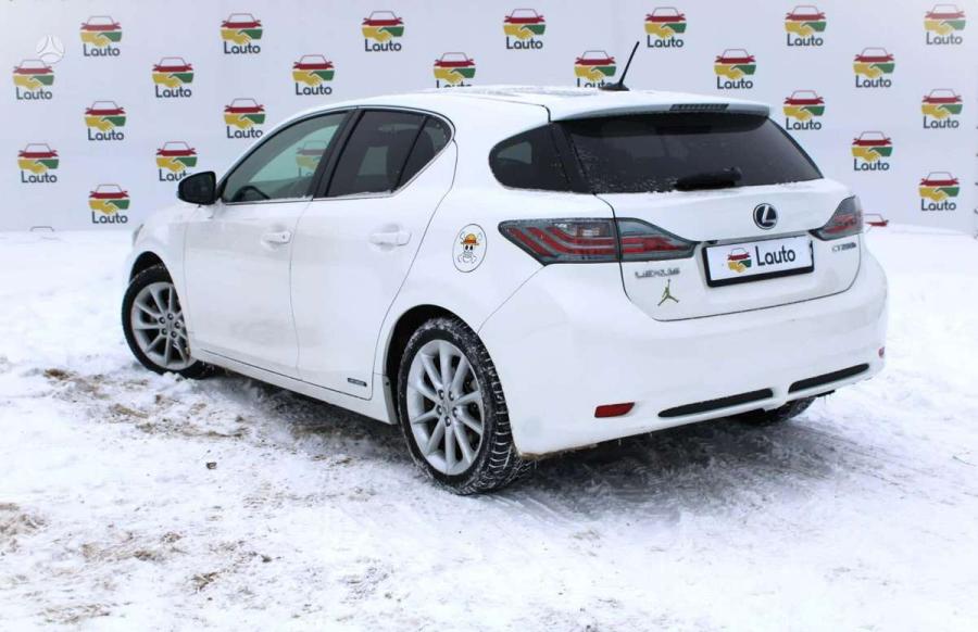 Balts Lexus CT 200h 2012 Viļņa, ar dzinēja tilpumu 1.80 L un nobraukumu 214 tūkst. km par 9290 €, foto 3 vietnē AUTOMOTO.COM.LV