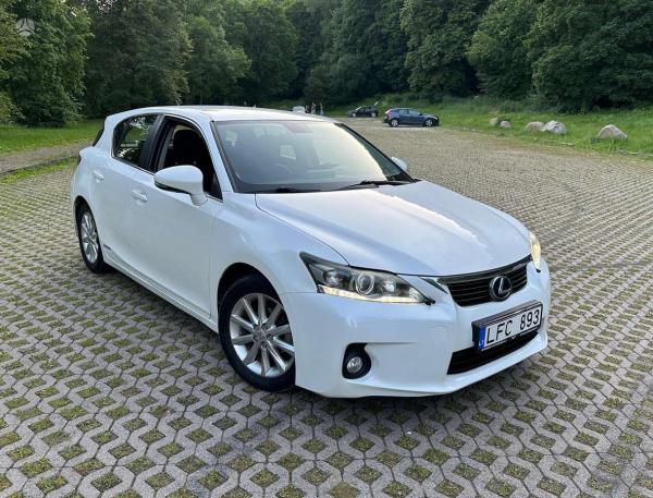 White Lexus CT 200h 2012 in Vilnius, with an engine capacity of 1.80 L and mileage of 275 thousand km for 6450 €, photo 1 on AUTOMOTO.COM.LV