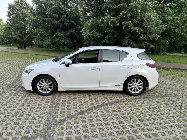 White Lexus CT 200h 2012 in Vilnius, with an engine capacity of 1.80 L and mileage of 275 thousand km for 6450 €, photo 3 on AUTOMOTO.COM.LV
