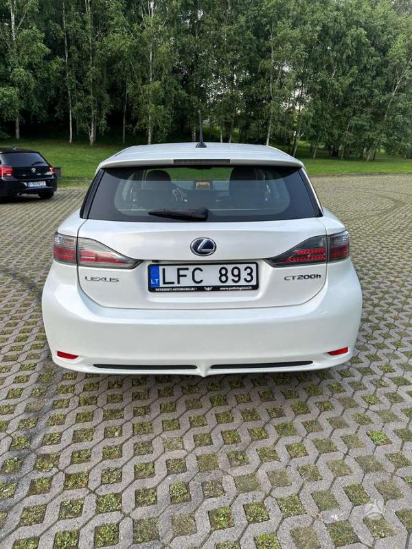 White Lexus CT 200h 2012 in Vilnius, with an engine capacity of 1.80 L and mileage of 275 thousand km for 6450 €, photo 5 on AUTOMOTO.COM.LV