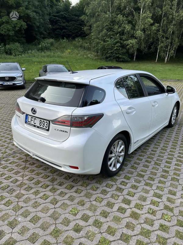 White Lexus CT 200h 2012 in Vilnius, with an engine capacity of 1.80 L and mileage of 275 thousand km for 6450 €, photo 6 on AUTOMOTO.COM.LV