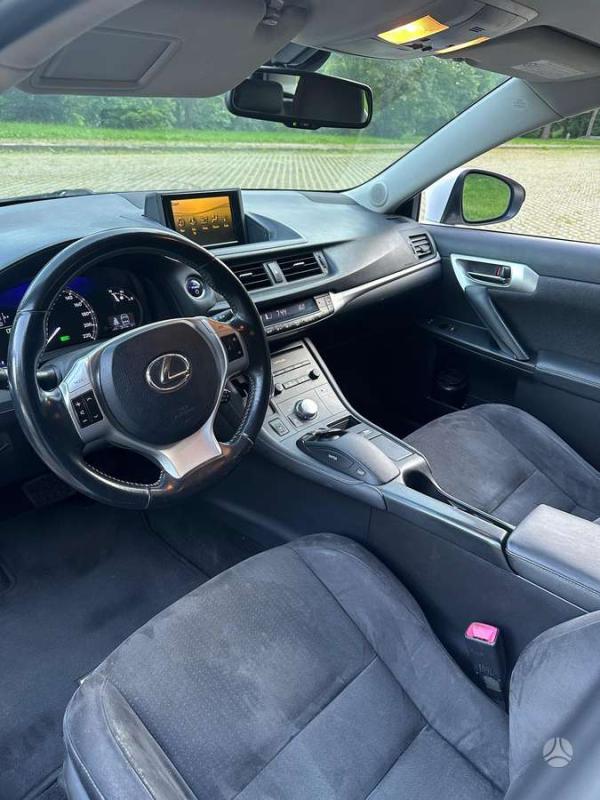 White Lexus CT 200h 2012 in Vilnius, with an engine capacity of 1.80 L and mileage of 275 thousand km for 6450 €, photo 7 on AUTOMOTO.COM.LV