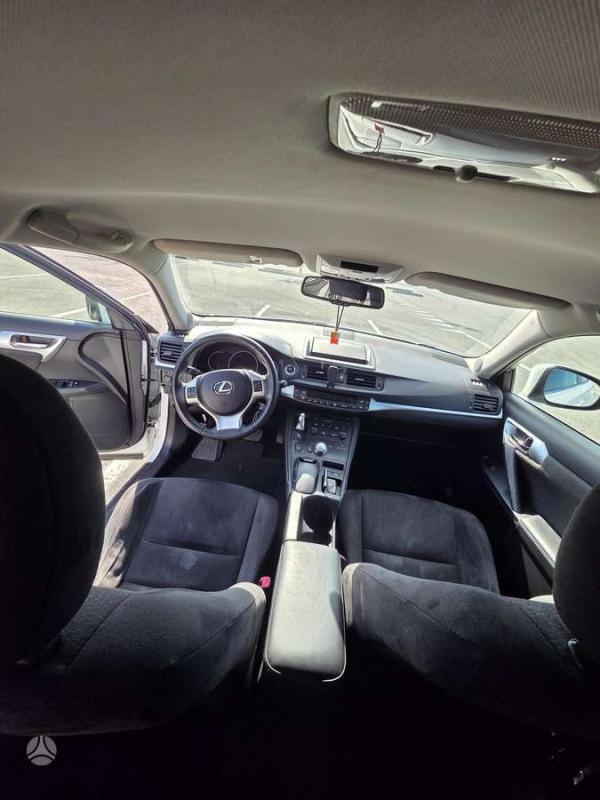 Lexus CT 200h 2012 in Klaipeda on AUTOMOTO.COM.LV White Lexus CT 200h 2012 in Klaipeda, with an engine capacity of 1.80 L and mileage of 213 thousand km for 8900 €, photo 10 on AUTOMOTO.COM.LV