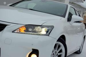 White Lexus CT 200h 2013 in Kaunas, with an engine capacity of 1.80 L and mileage of 270 thousand km for 8999 €, photo 2 on AUTOMOTO.COM.LV