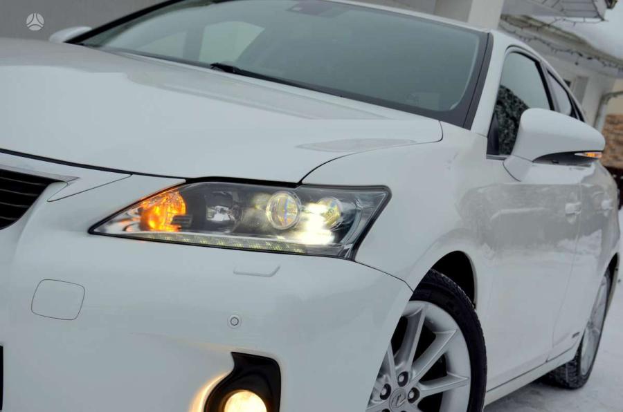 White Lexus CT 200h 2013 in Kaunas, with an engine capacity of 1.80 L and mileage of 270 thousand km for 8999 €, photo 2 on AUTOMOTO.COM.LV