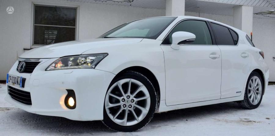 White Lexus CT 200h 2013 in Kaunas, with an engine capacity of 1.80 L and mileage of 270 thousand km for 8999 €, photo 3 on AUTOMOTO.COM.LV
