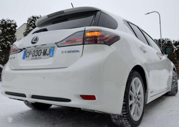 Balts Lexus CT 200h 2013 Kauņa, ar dzinēja tilpumu 1.80 L un nobraukumu 270 tūkst. km par 8999 €, foto 6 vietnē AUTOMOTO.COM.LV