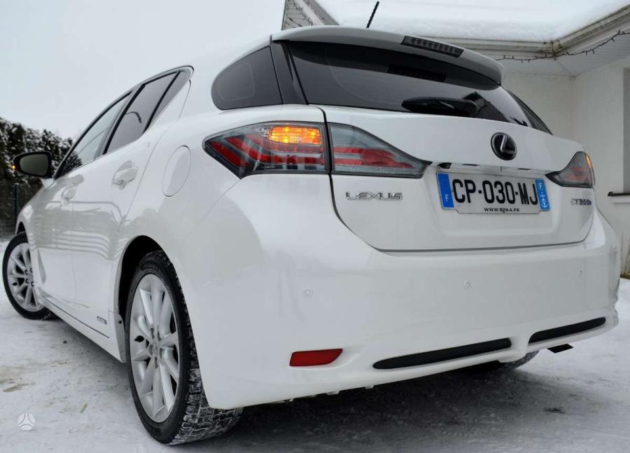 White Lexus CT 200h 2013 in Kaunas, with an engine capacity of 1.80 L and mileage of 270 thousand km for 8999 €, photo 7 on AUTOMOTO.COM.LV