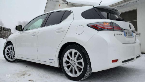 Balts Lexus CT 200h 2013 Kauņa, ar dzinēja tilpumu 1.80 L un nobraukumu 270 tūkst. km par 8999 €, foto 8 vietnē AUTOMOTO.COM.LV